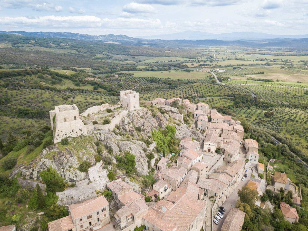 Charming Hilltop Townhouse in Montemassi | Authentic Tuscan Retreat
