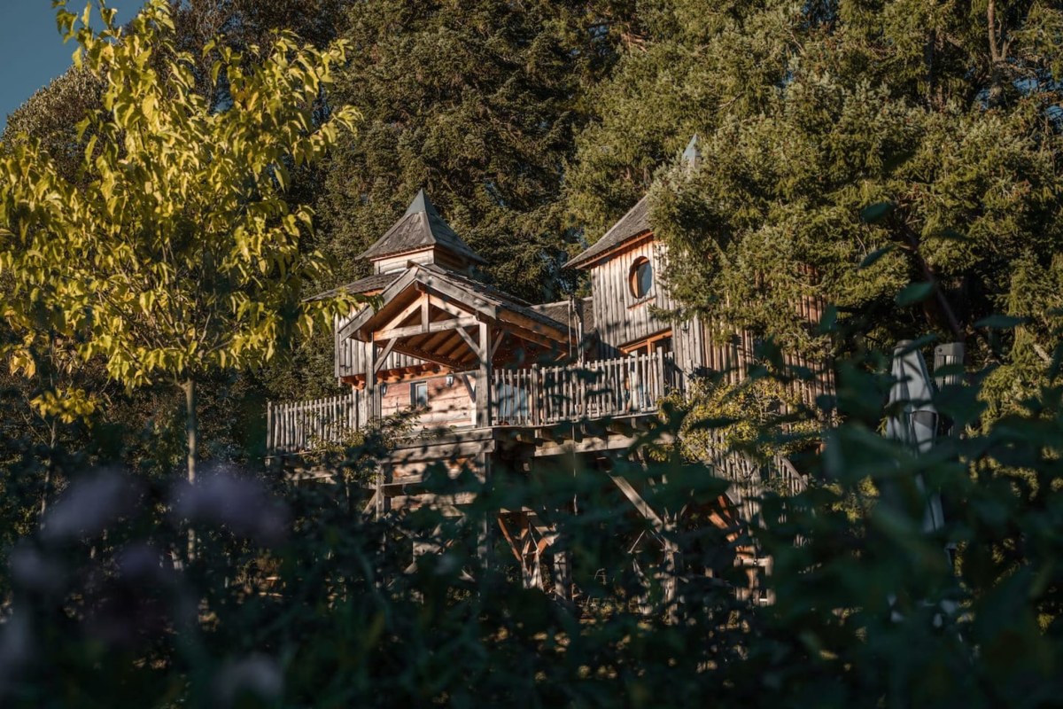 Rustic Château Treehouses with Jacuzzis in France