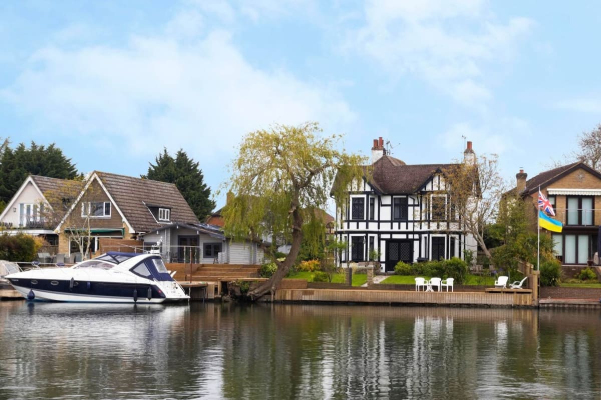 PrimeStays: Riverside Homes Near London & Heathrow Airport