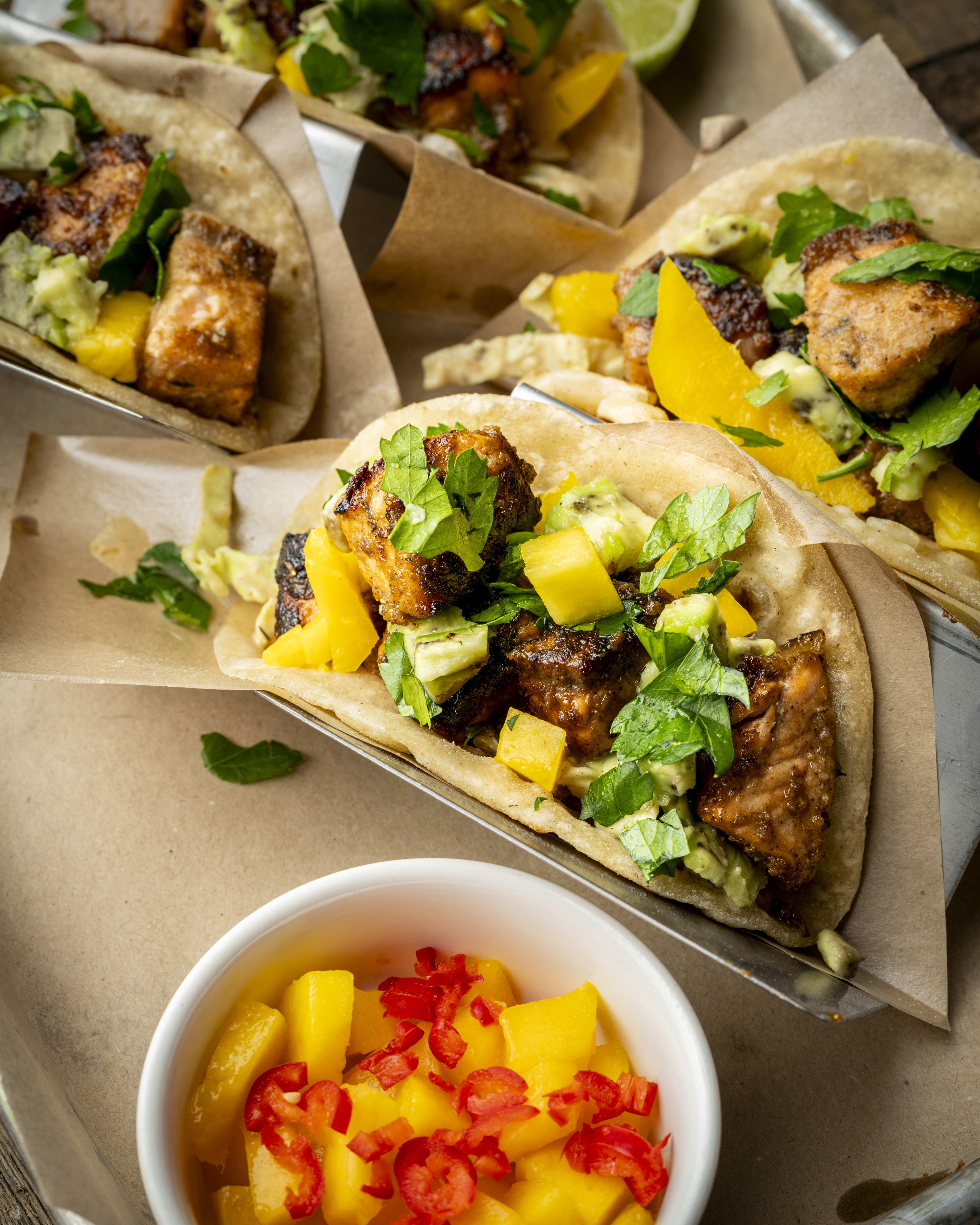 Minitacos med blackened grillet laks