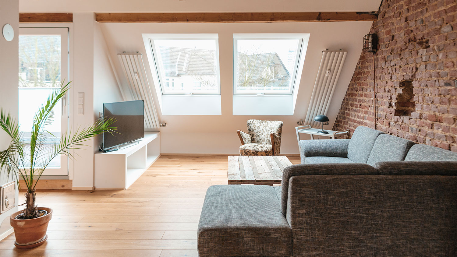 How Much Does It Cost To Finish an Attic in Tampa, FL? | Angi