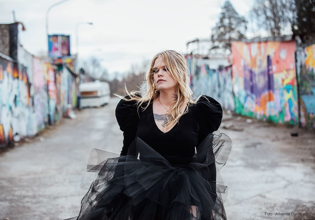 Julia Frej – mångsysslande artist och låtskrivare | folk o folk