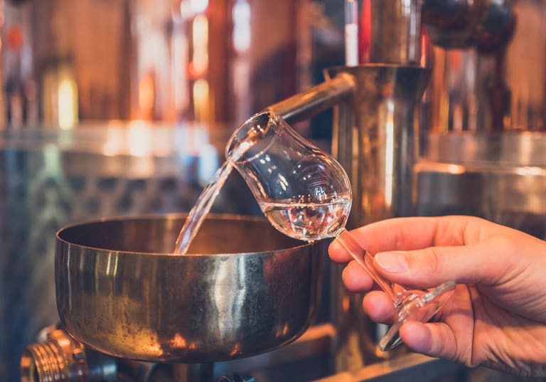 Destillering av sprit - pot still och kolonnpanna | folk o folk