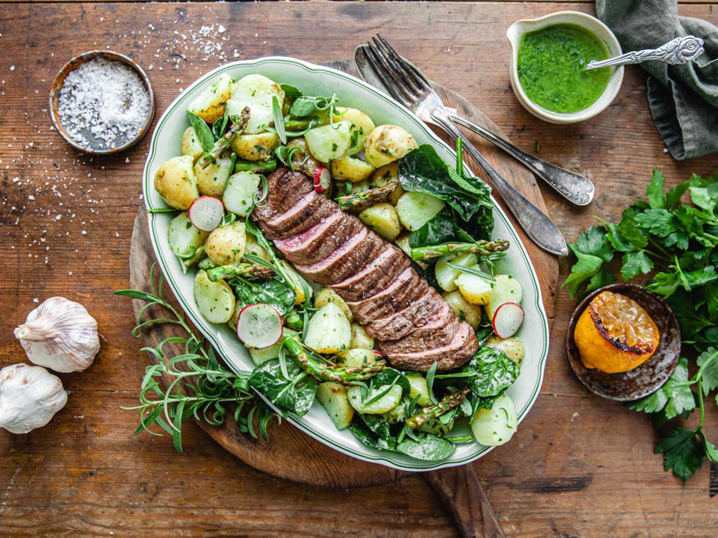 Grillat lamm med primörsallad och örtdressing | folk o folk