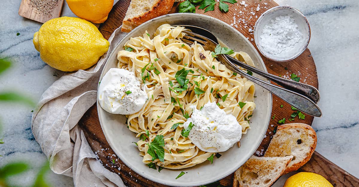 Krämig pasta med kronärtskocka, citron och burrata | Folkofolk