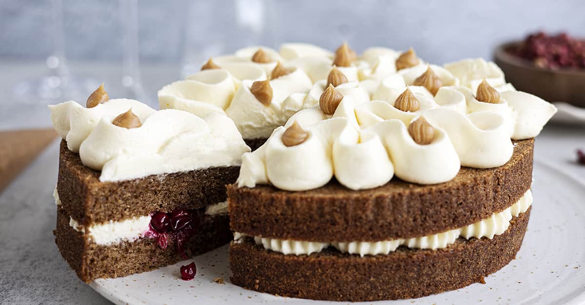 Mjuk pepparkakstårta med lingon och vaniljfärskost-frosting | folk o folk