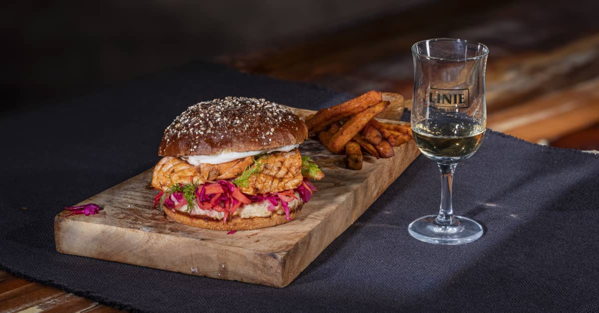MOWI Fjord Lachs Burger mit LINIE Aquavit | Matured at sea in sherry ...