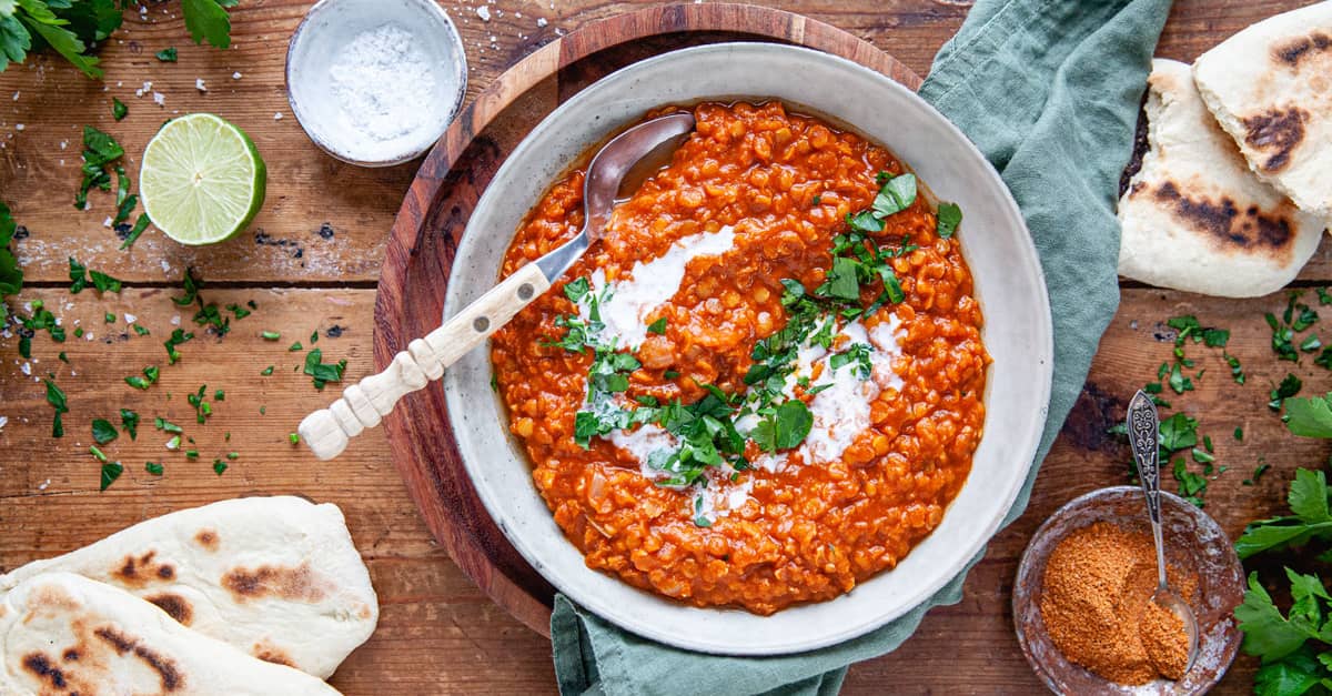 Vegetarisk indisk daal med enkelt naan-bröd | folk o folk