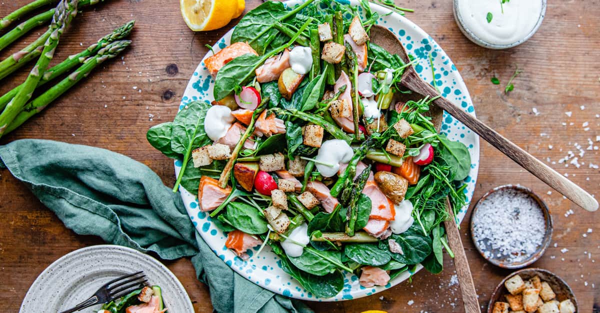 Sallad med lax, sparris och citronkräm | folk o folk