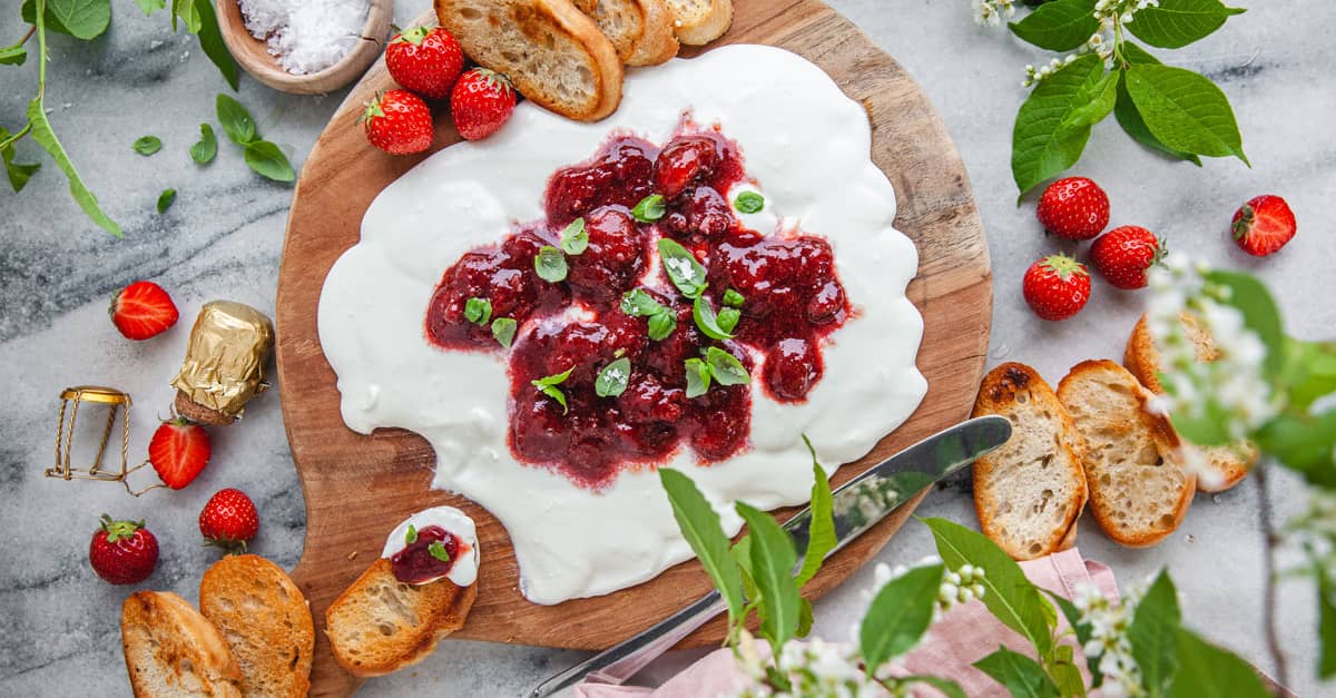 Fetavaahto ja balsamiviinikypsennetyt mansikat | Viinimaa