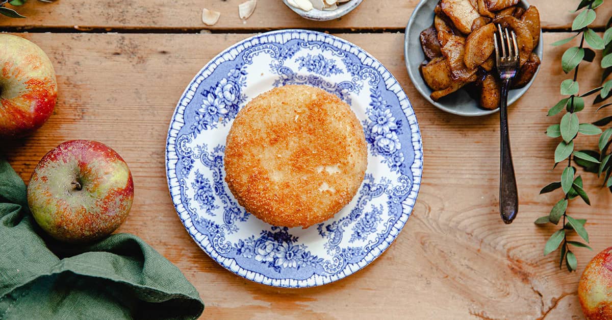 Friterad brie med kryddstekta äpplen | folk o folk