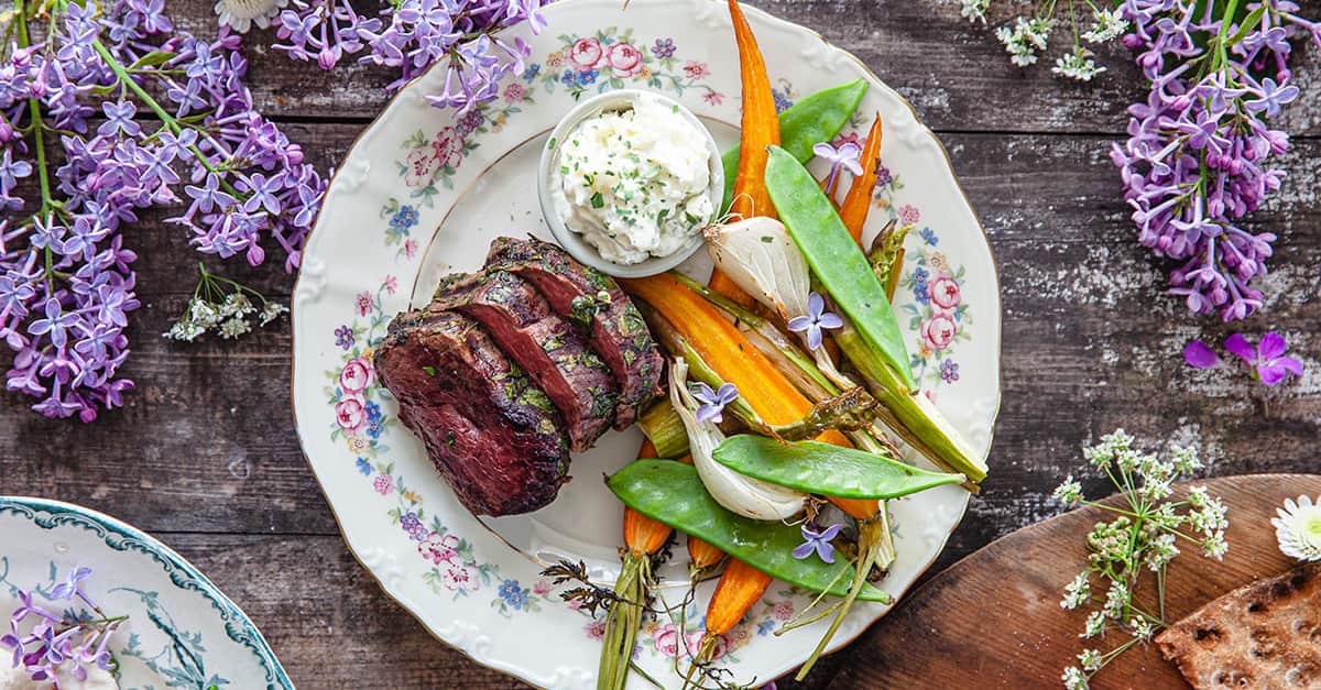 Helgrillad oxfilé med örter och primörer | folk o folk