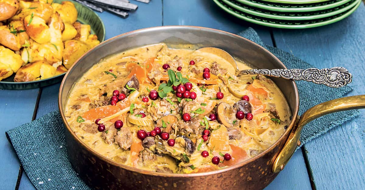 Gräddig jägargryta med lingon och skogschampinjoner | folk o folk