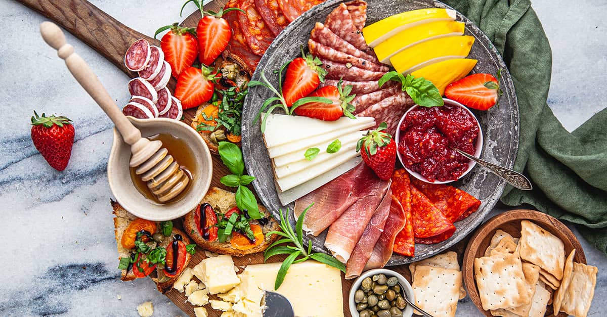 Charkbricka med ost och tillbehör | folk o folk