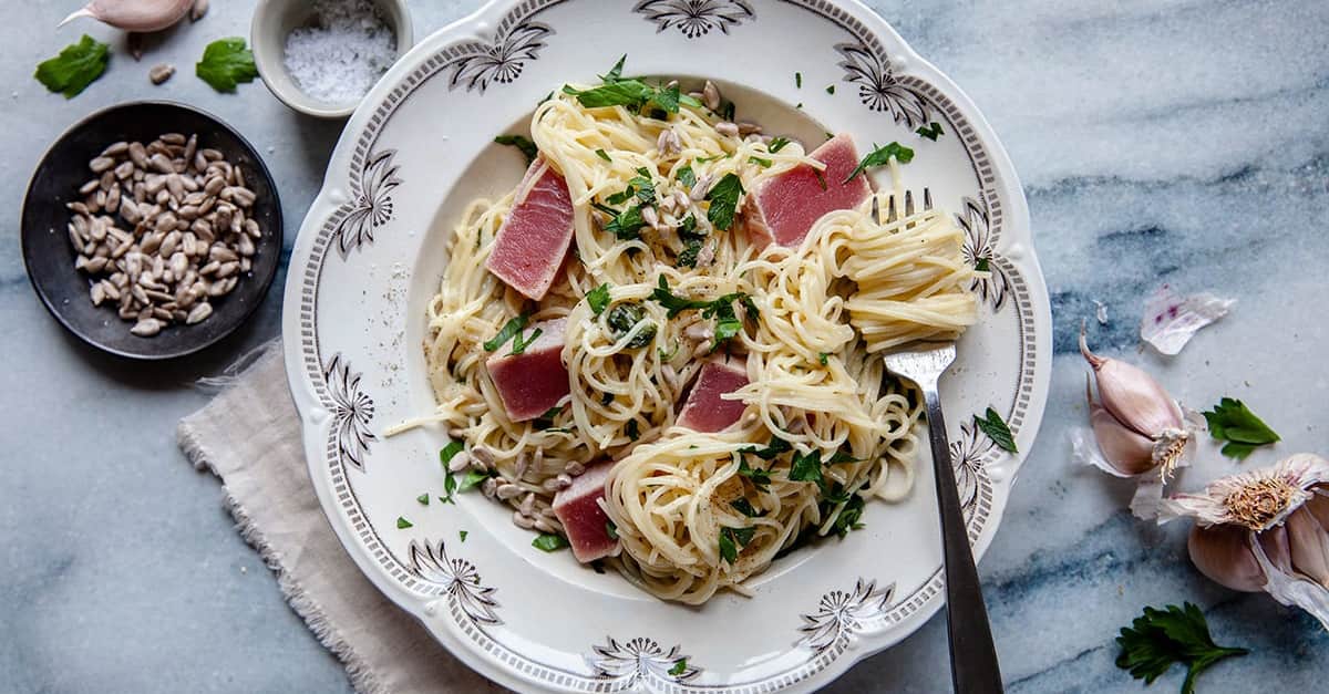Pasta med halstrad tonfisk, vitlök och vitt vin | folk o folk