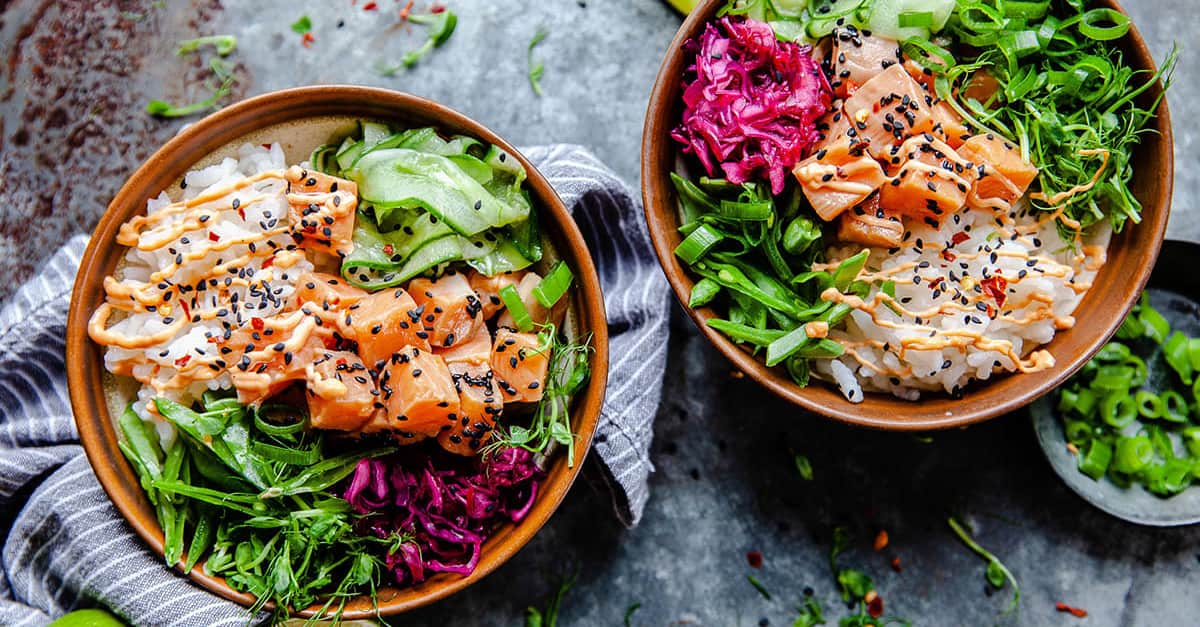 Poké Bowl med lax, sriracha och picklat grönt | folk o folk
