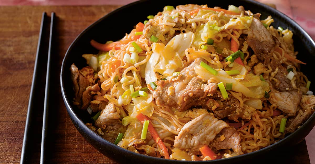 Snabbnudlar med wokat fläsk - Mama phad bekhxn | folk o folk