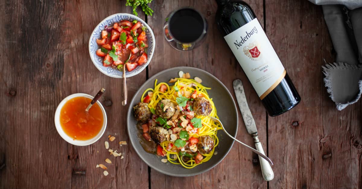 Bobotie-lihapullat keltaisella pastalla ja tomaattisalsalla | Viinimaa