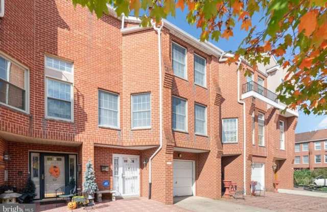 Stunning Packer Park 3 Bedroom/3 Bathroom Newly Renovated Townhome ...