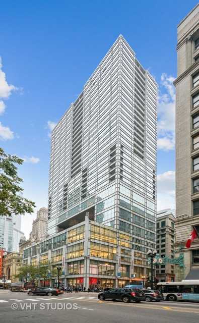 Gorgeous and spacious 2b2b corner unit in the heart of downtown Chicago ...