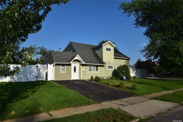 7 Cinder Lane - Hicksville, NY apartments for rent