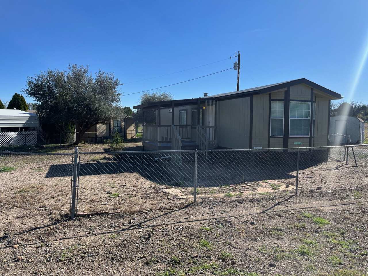 ***2 BEDROOM/1 BATH - CORNER LOT - CORDES LAKES*** - Sunny