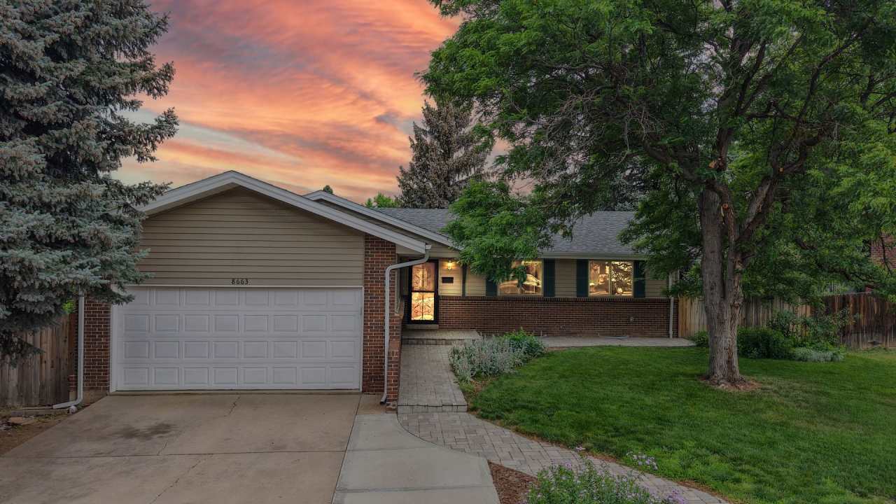 Amazing 4 Bed/3 Bath SFH Backing to Walnut Hills Park in Centennial - Sunny