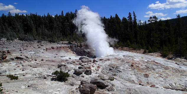 Gejzír Steamboat: Cestovní průvodce Národním Parkem Yellowstone • Ara.cz