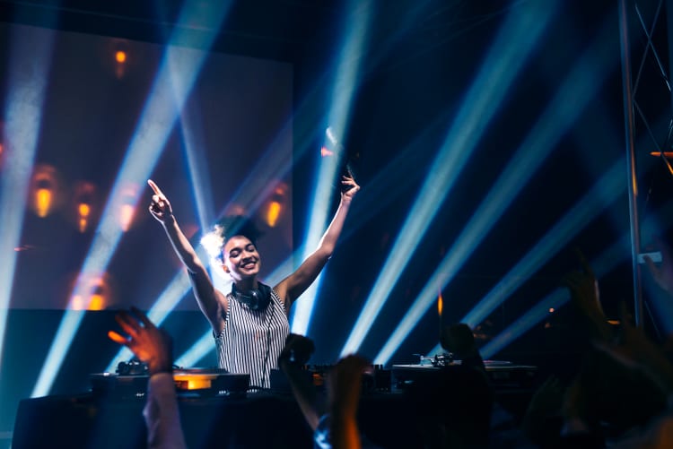 Hier den perfekten DJ für eure Party buchen | >4580 Künstler in