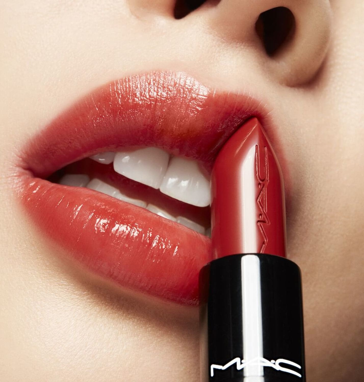 Batom M·A·C Chili's Crew Lusterglass Sheer-Shine | Beleza na Web