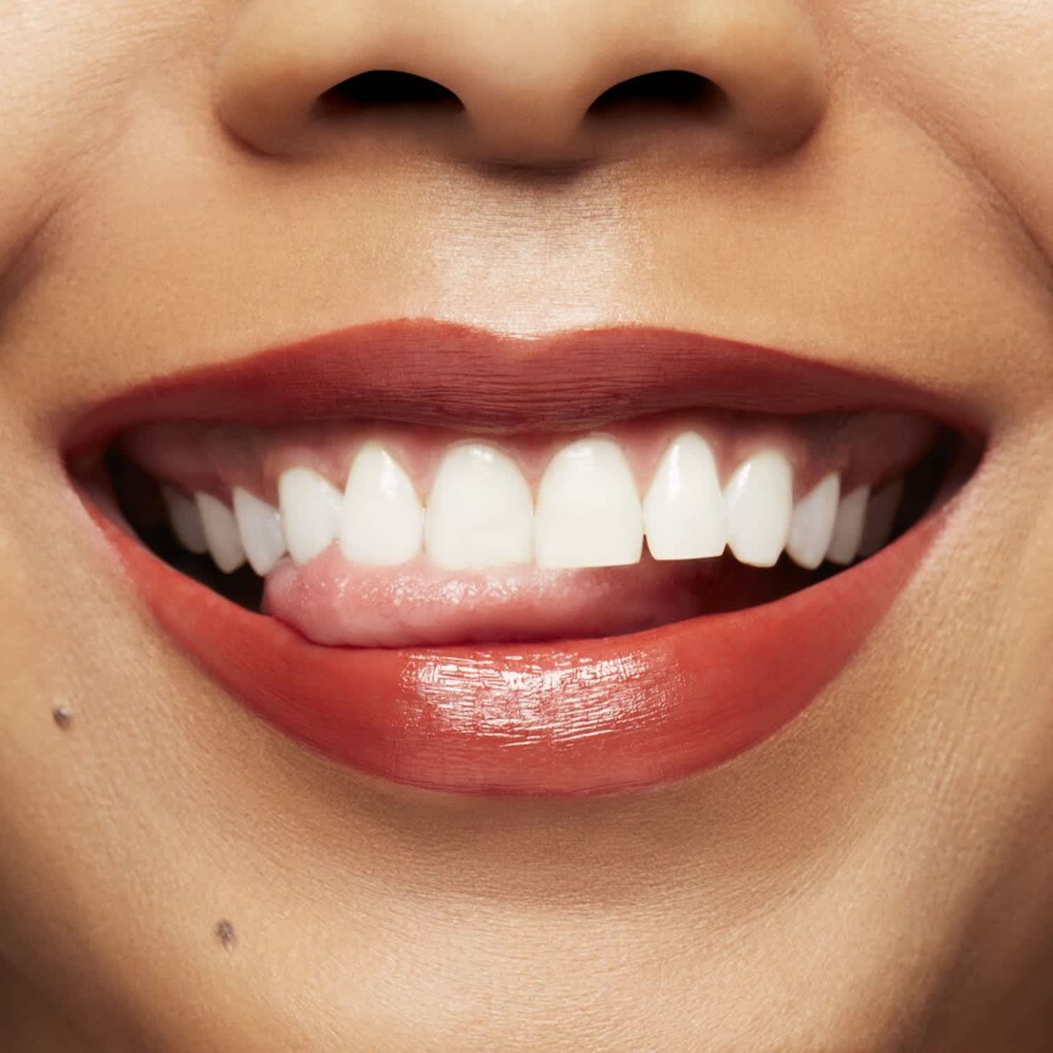 Batom M·A·C Chili's Crew Lusterglass Sheer-Shine | Beleza na Web