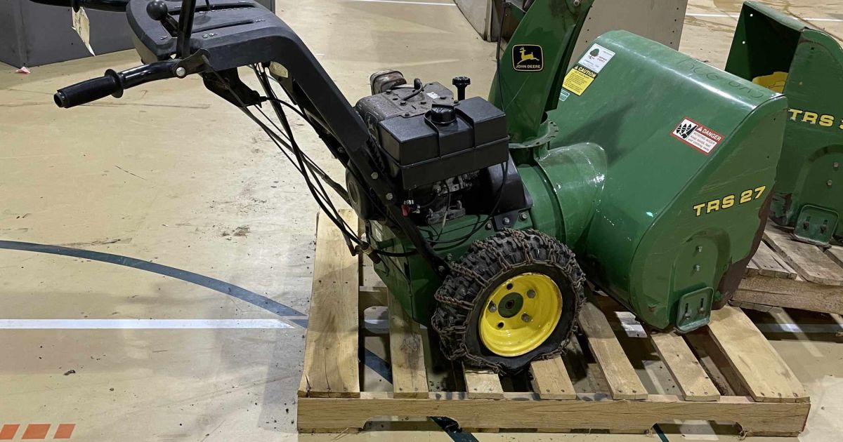 John Deere snowblower TRS 27 - BidCorp Auctions