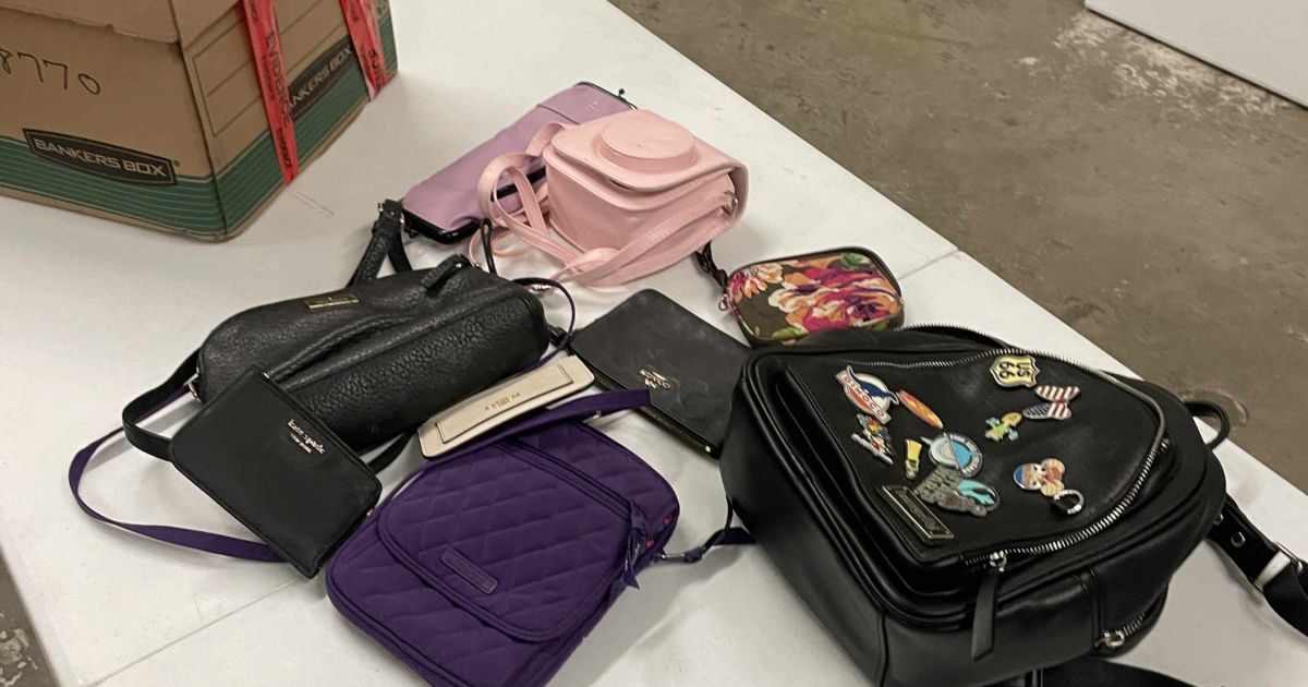 (9) used purses/wallets - BidCorp Auctions