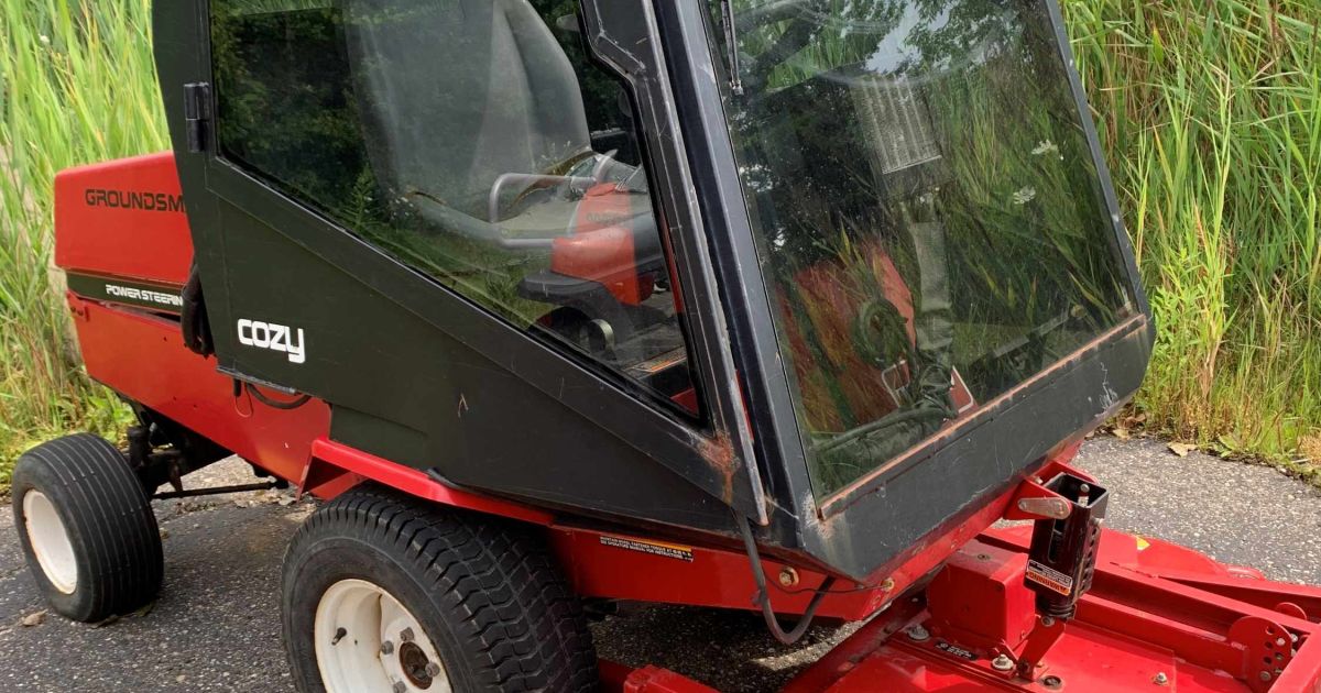 Toro 224 Groundmaster Riding Lawn Mower w/blower attachment - BidCorp ...