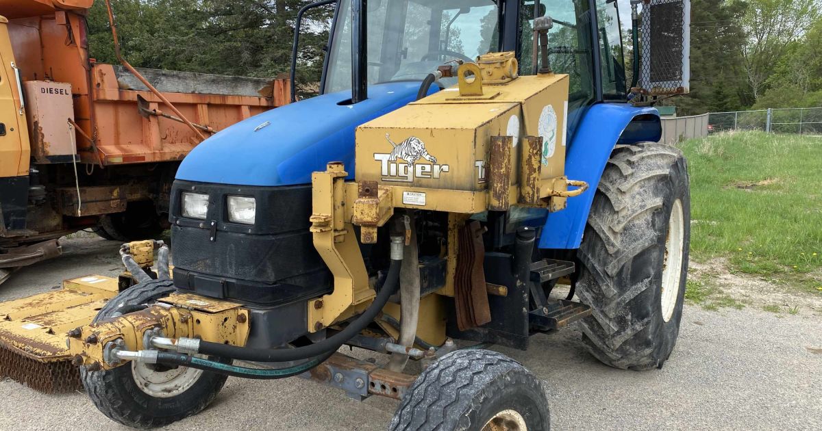 2001 Ford New Holland Tractor - BidCorp Auctions
