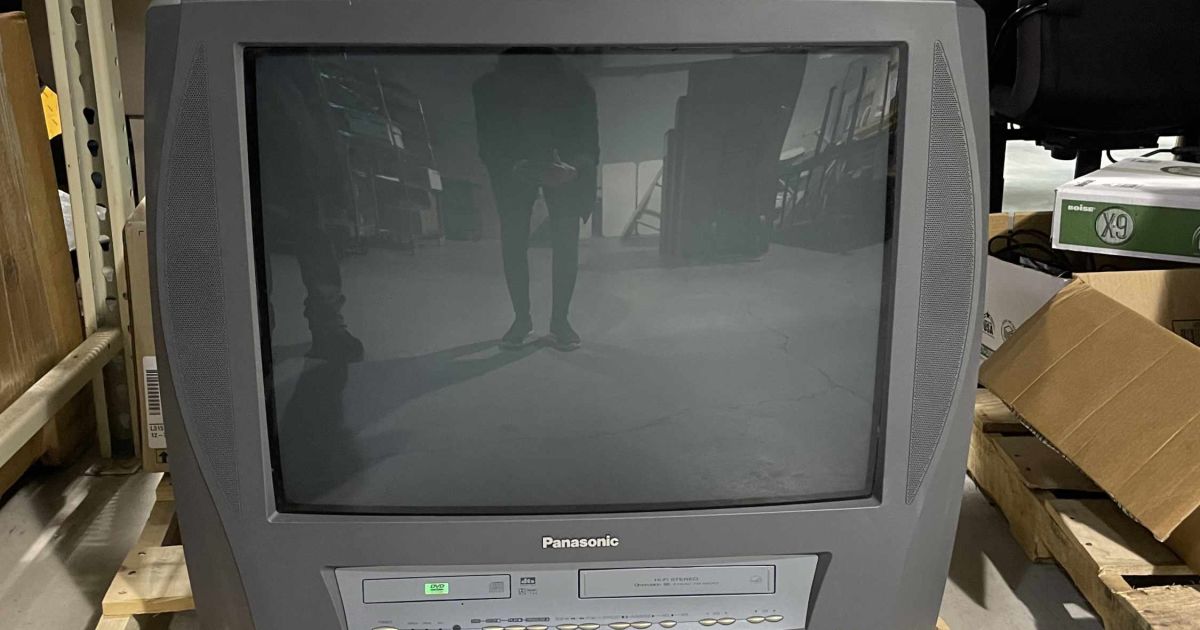Panasonic Pv-dm2792 27" Tv Dvd and VHS - Oakland Community College
