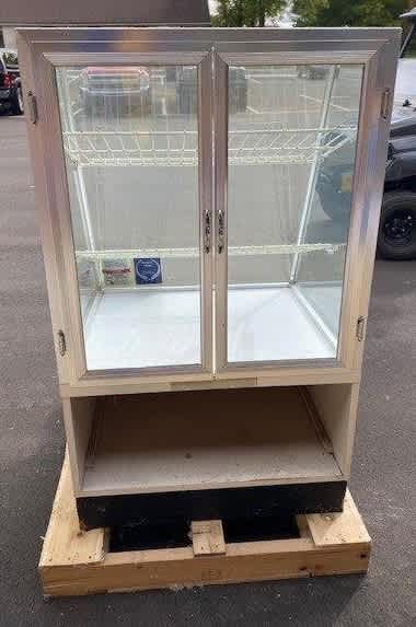 Schmidt Bakery Case including 2 Wire Shelves Offsite: Plainwell, MI ...