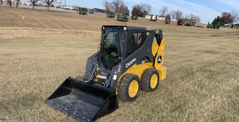Usado 2022 John Deere 318G Minicargador #A0090675 en venta.