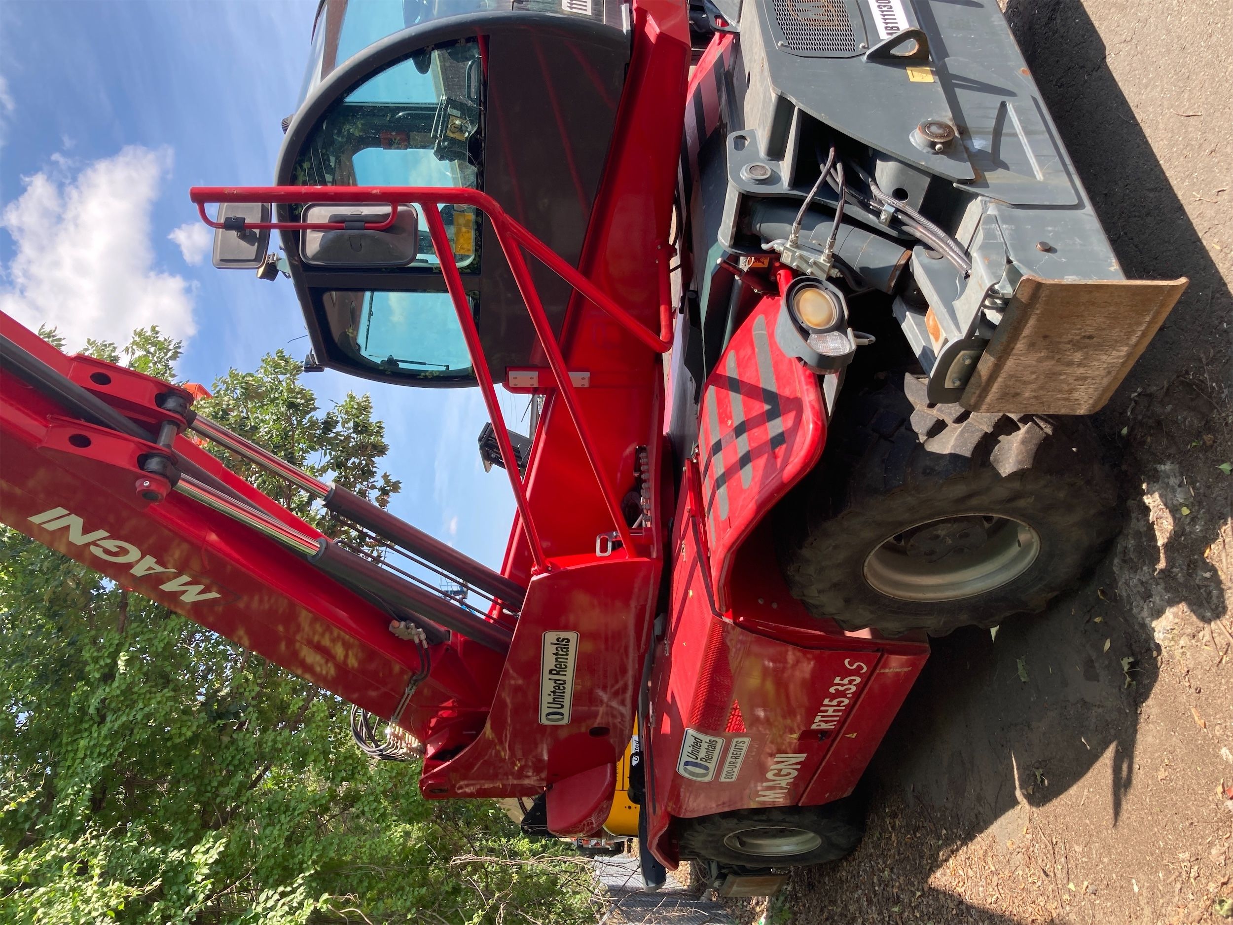 Equipo pesado MAGNI usado a la venta - Boom & Bucket