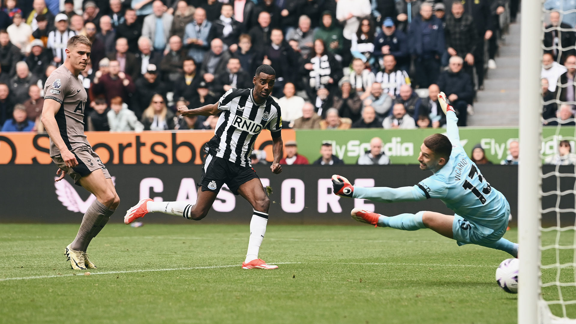 Chris Waugh, The Athletic: Isak one of world’s best strikers | Brentford FC