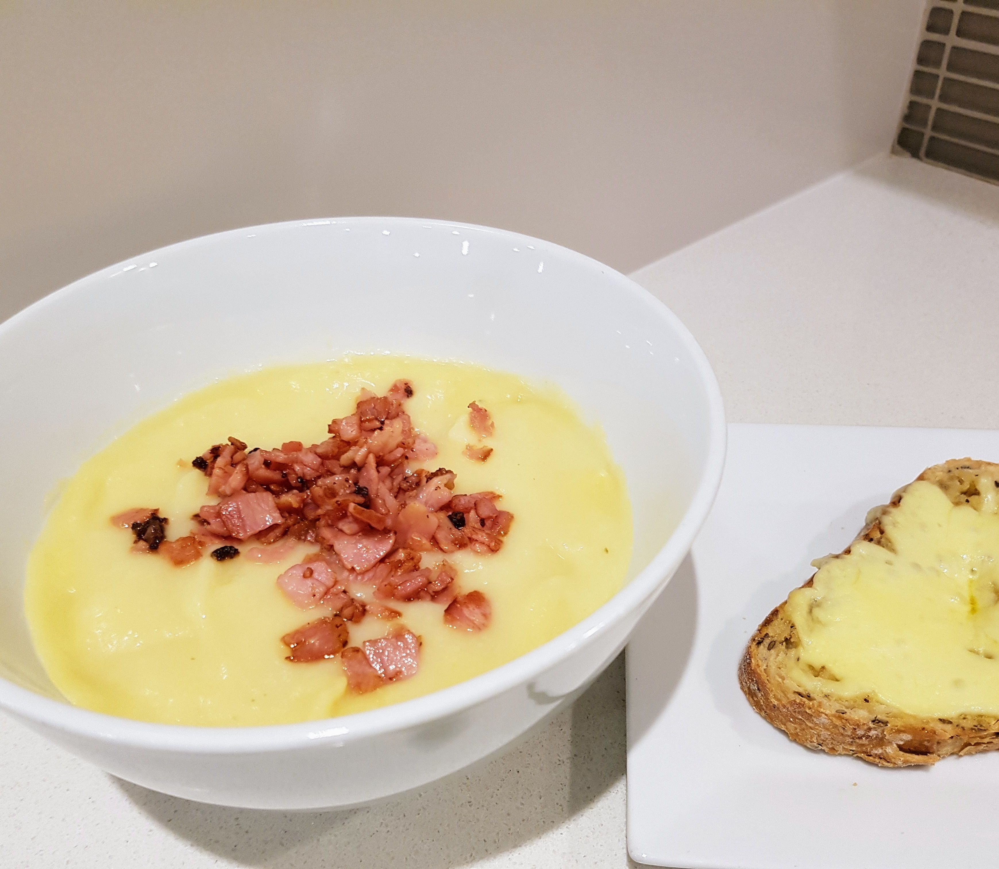 Cauliflower, potato & bacon soup! | bunch