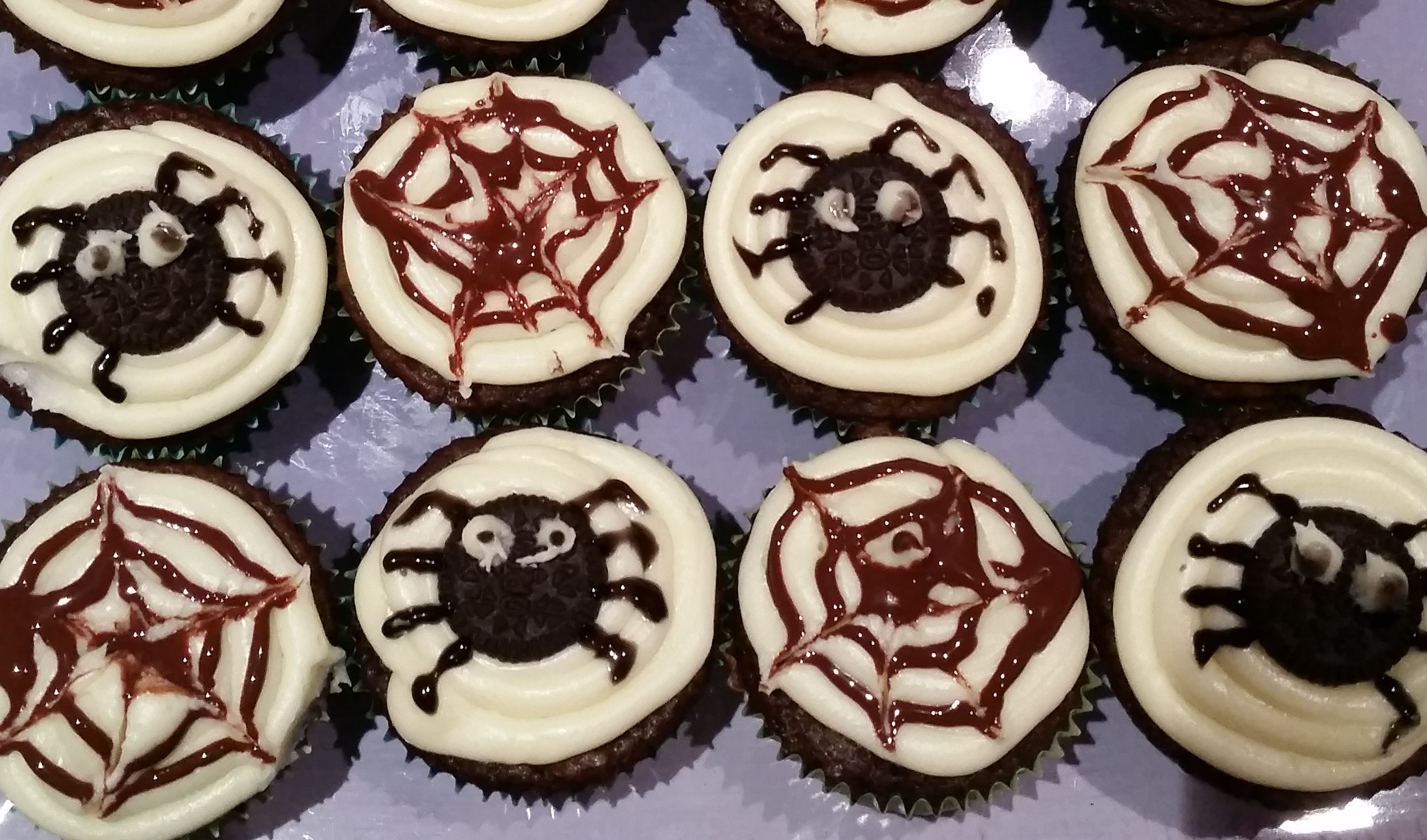 Easy Spider (Halloween) Cupcakes | bunch