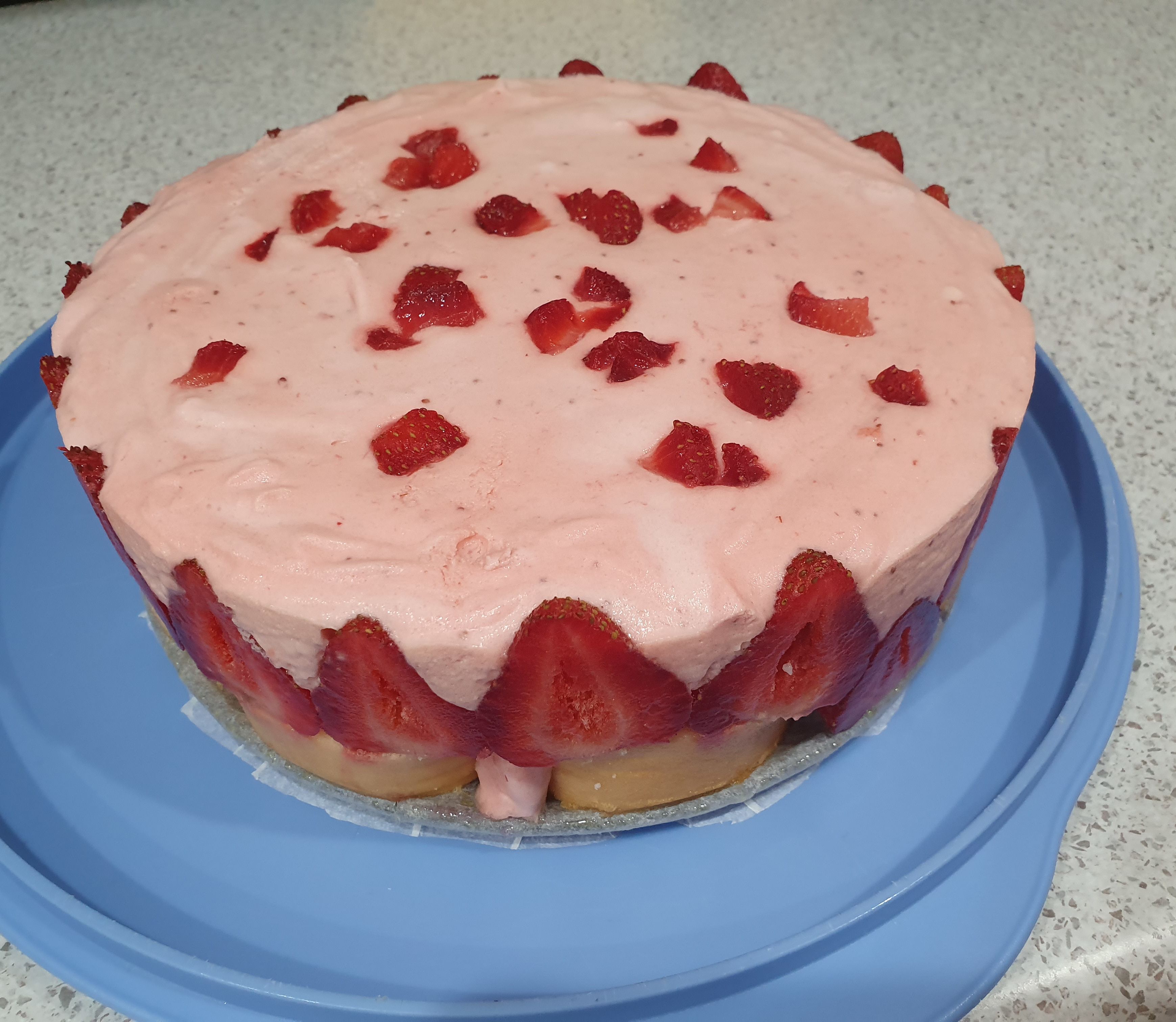 Strawberry Mousse meringue cake | bunch