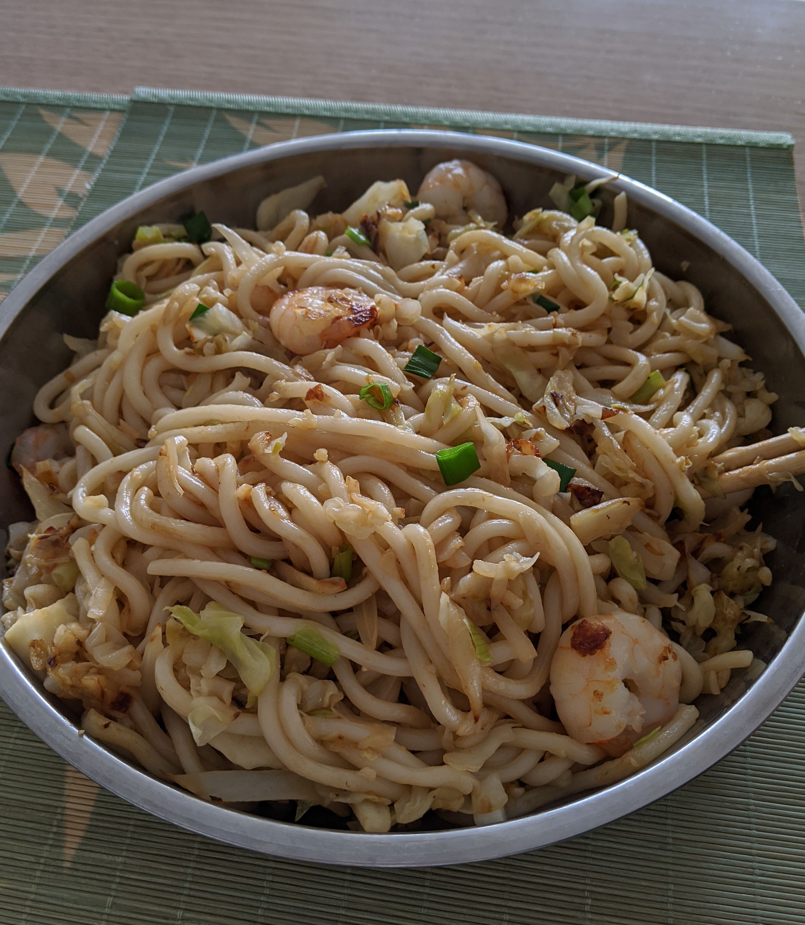 Garlic prawn stir-fried udon | bunch