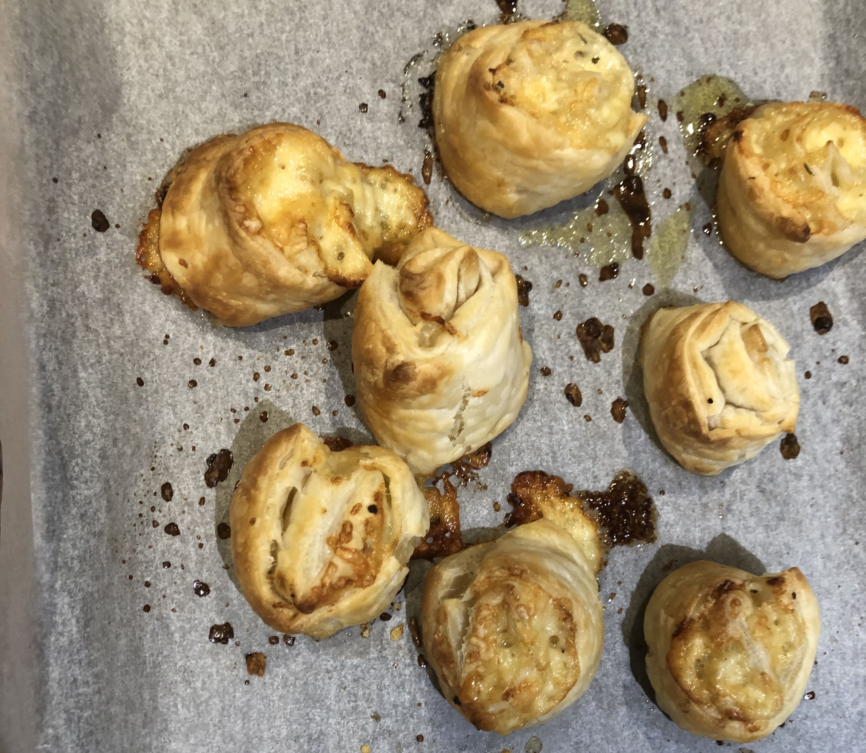 Cheese and garlic scrolls | bunch