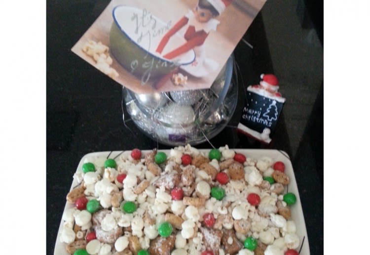 Elf and Santa Munch Mix. | bunch