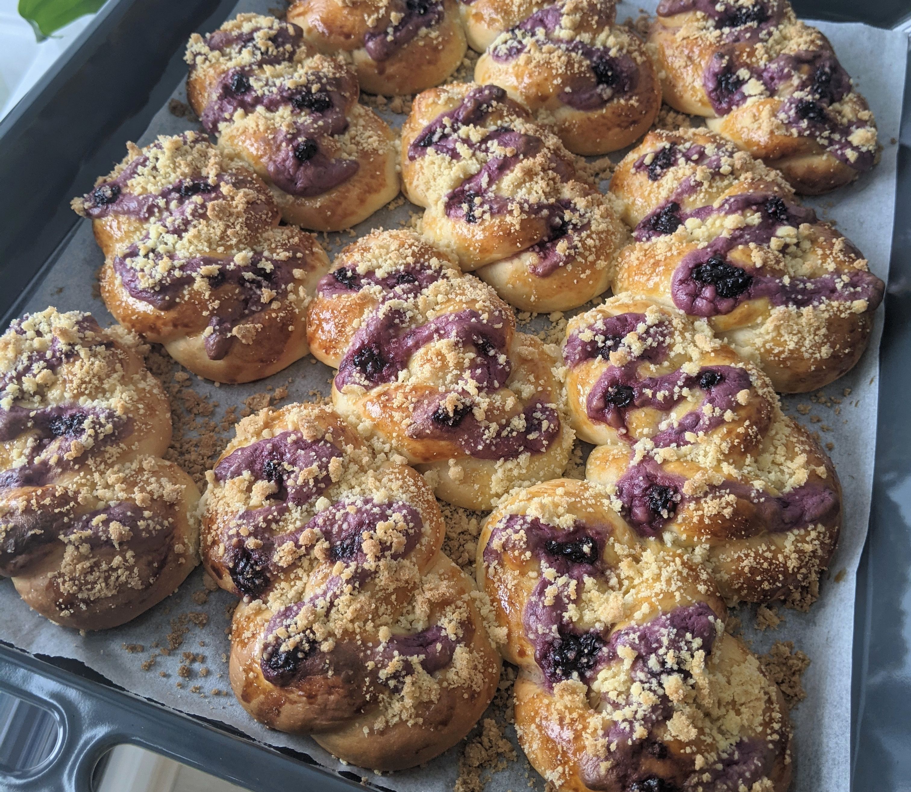 Blueberry cream cheese buns | bunch