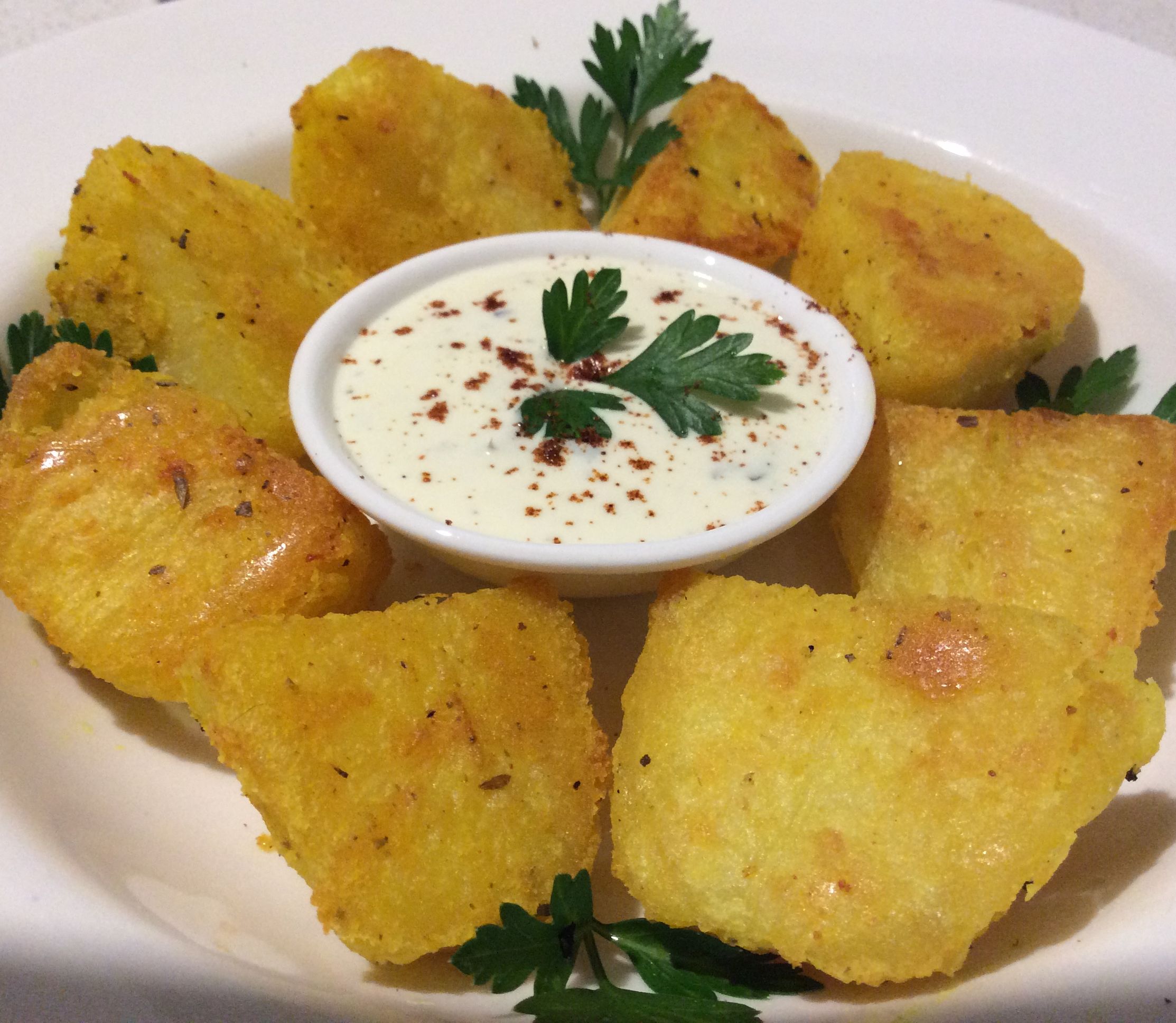 Roasted potato chunks with dipping sauce | bunch