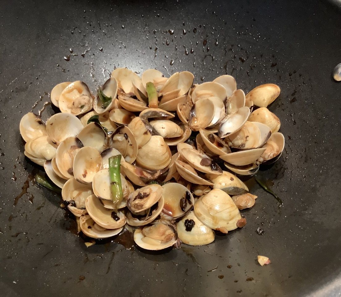 Clams in garlic and black bean sauce | bunch