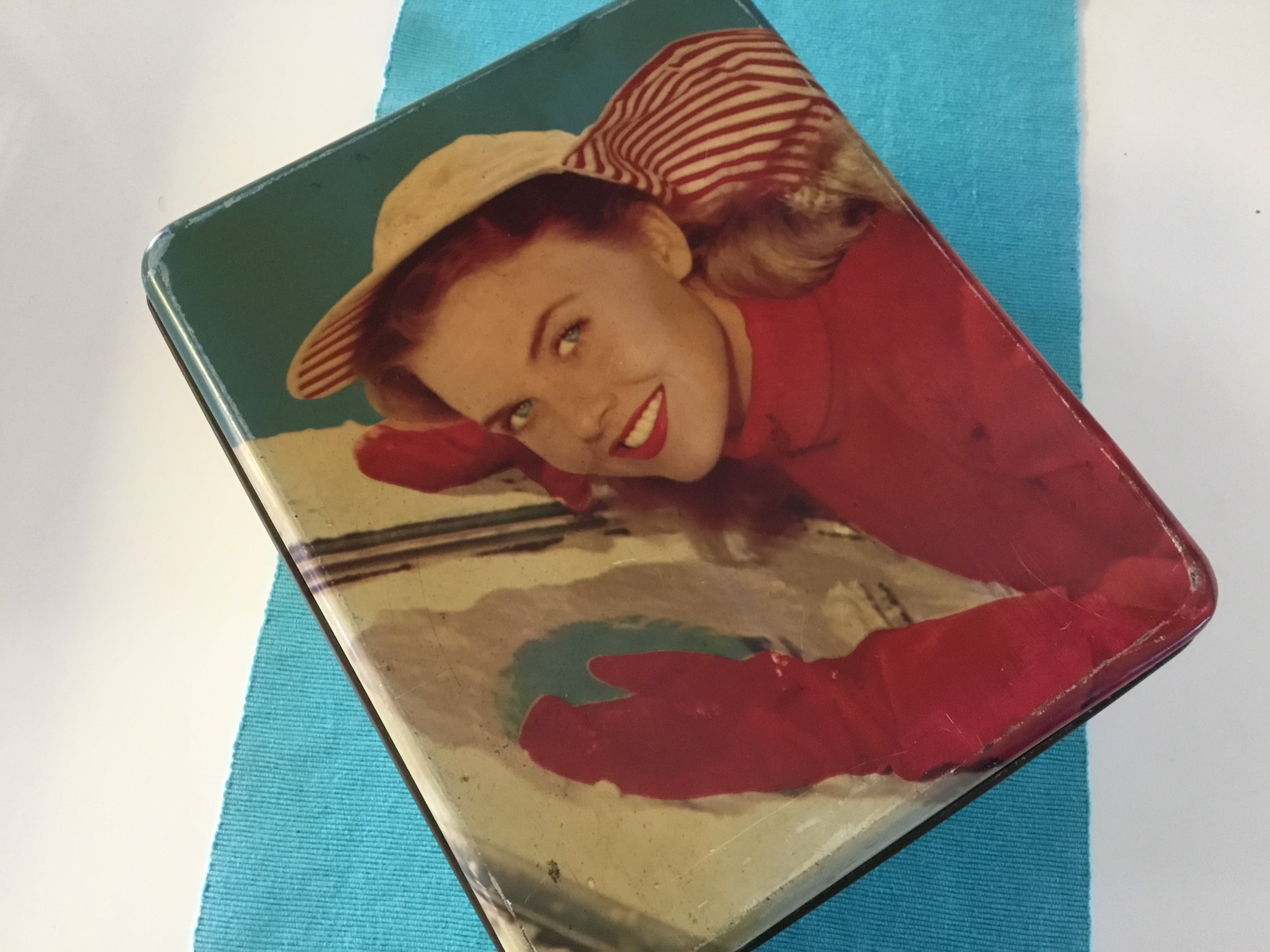 Nanas Button Tin | bunch